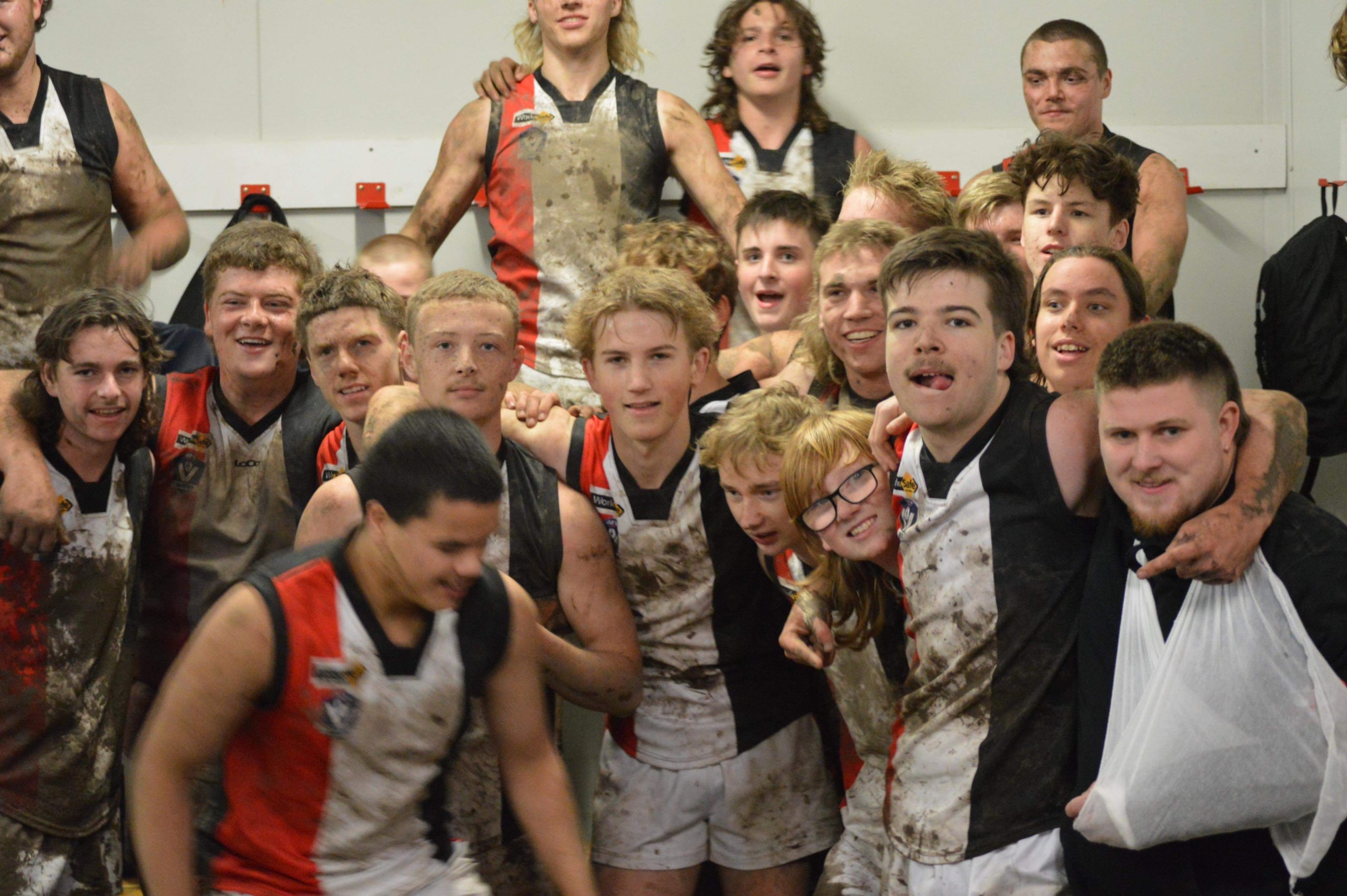 3rds Celebrate first win in 4 years - Cowwarr Football Netball Club
